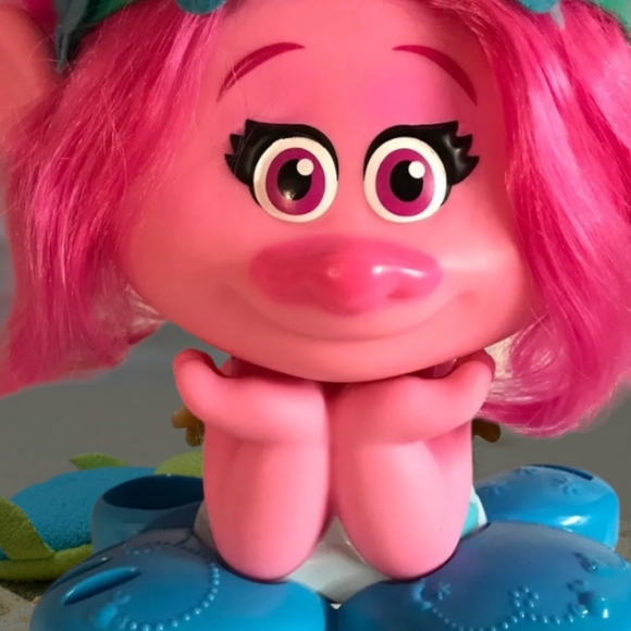 Dreamworks | Toys | Dreamworks Trolls Poppy Pink Hair Style Salon ...